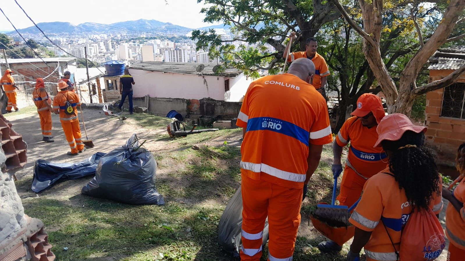 Complexo do Lins recebe ação especial de limpeza com 230 garis - Eu, Rio!